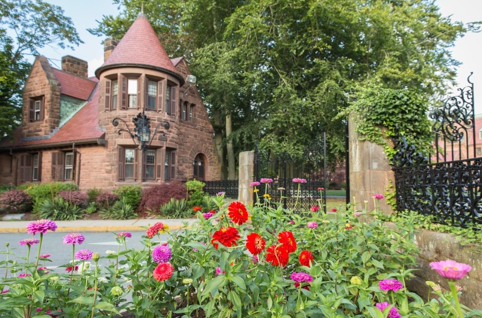 Admissions | Salve Regina University